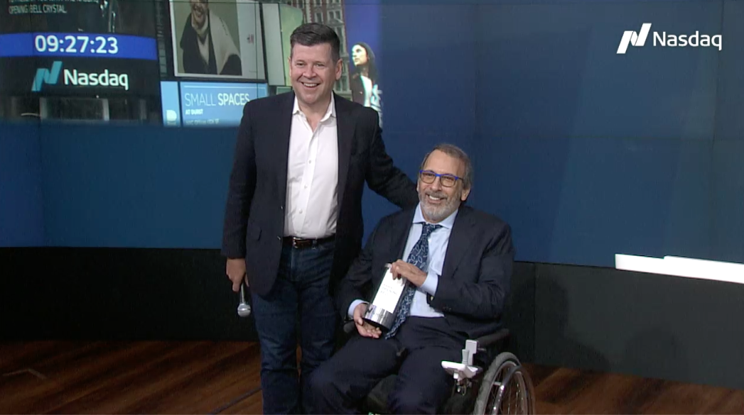 Christian Daes y dos trabajadores de Tecnoglass tocaron la campana de ...