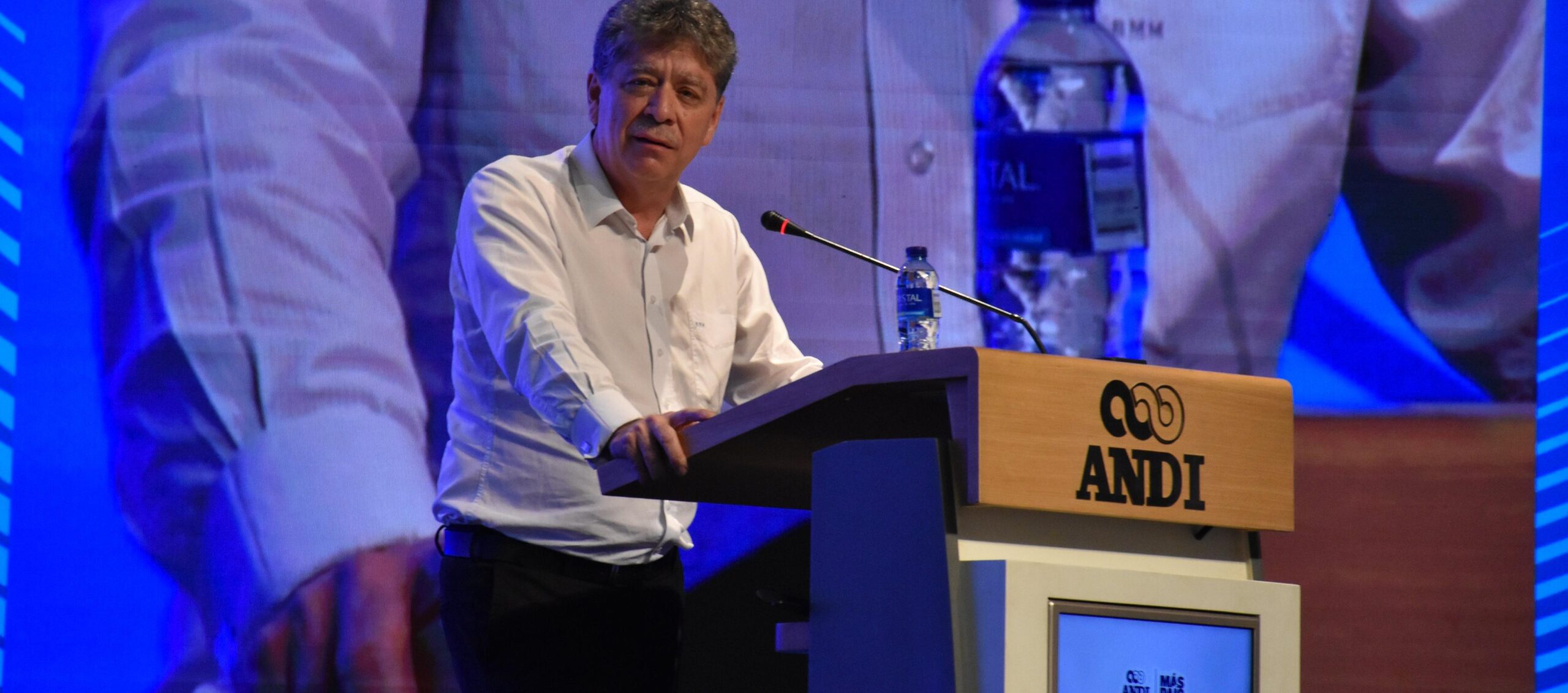 Somos un empresariado dispuesto a jugársela por Colombia: Bruce Mac ...