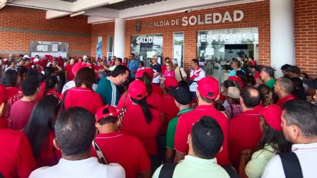Tras plantón de docentes, alcaldesa Alcira Sandoval asume compromiso de ...