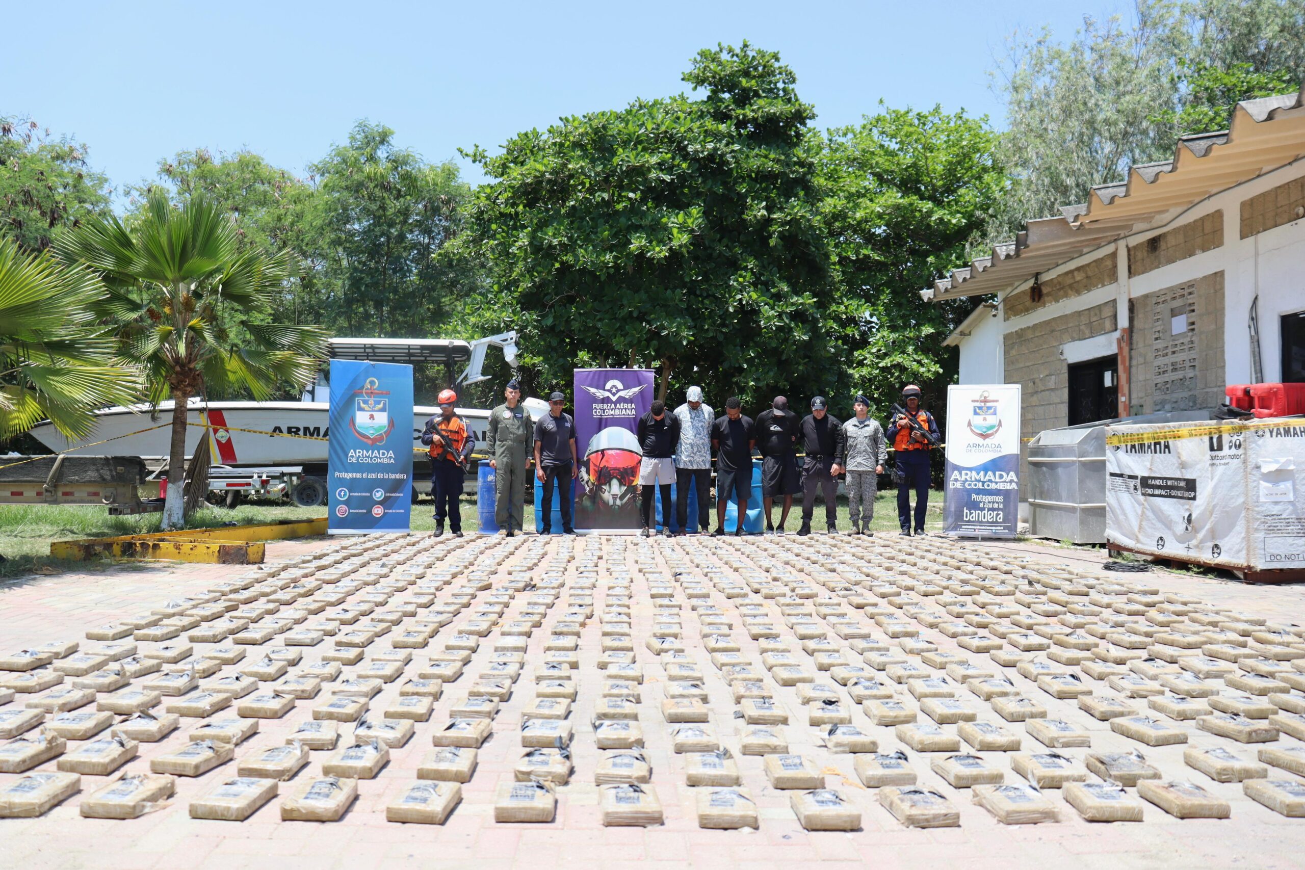 Incautados 704 kilos de coca en una embarcación Go Fast en aguas del ...