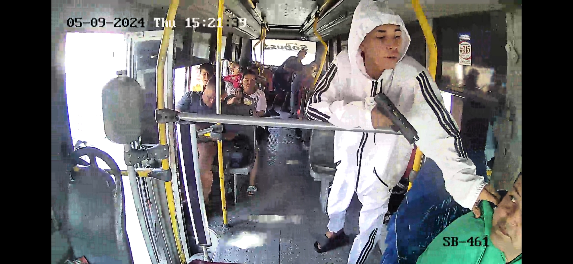 En video: delincuentes atracan al conductor y pasajeros de un bus de ...