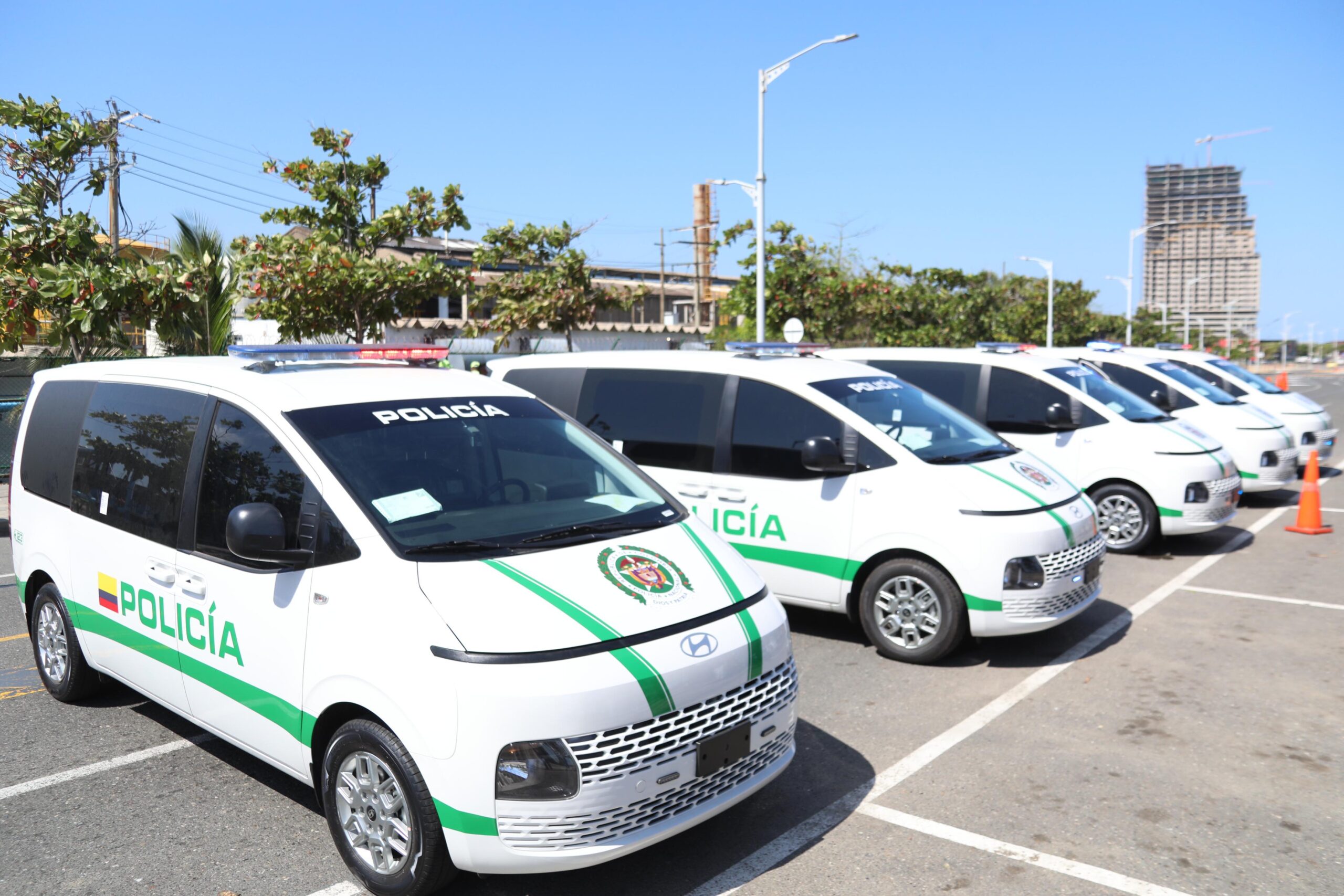 Recursos de sobretasa de seguridad han sido vitales para la entrega de 55 CAI móviles: Alejandro ...