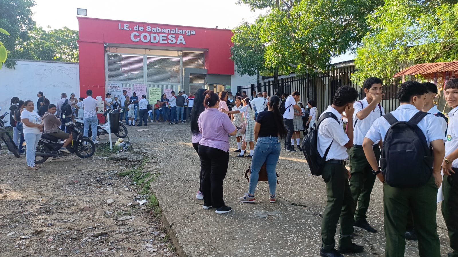 Padres de familia del Codesa mantienen plantón y exigen mejoras ...